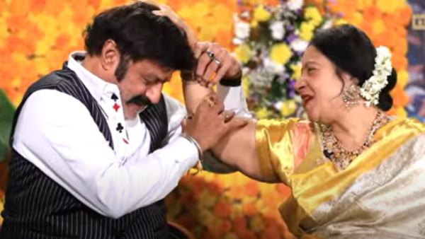 Bhagavanth Kesari సీనియర్ నటిని ముద్దు పెట్టుకొన్న బాలకృష్ణ! ఫోటో వైరల్! | Nandamuri Balakrishna ...