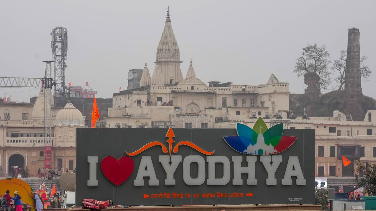 Ayodhya Ram Mandir: అయోధ్యలో సినీ తారలు.. టాలీవుడ్‌ నుంచి ముగ్గురు ...