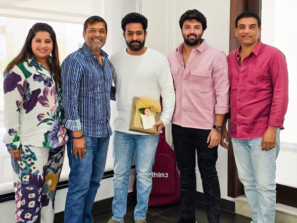 దిల్ రాజు ఇంటిలో పెళ్లి బాజాలు.. జూనియర్ ఎన్టీఆర్, ఇతర ప్రముఖులకు ...