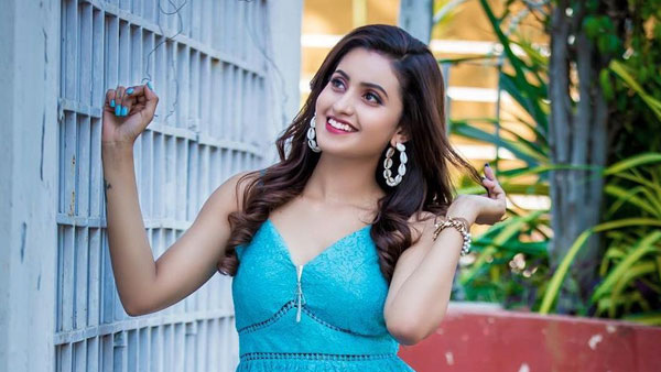 యాంకర్ దీపికా పిల్లి బెడ్ వీడియో వైరల్: కళ్లు చెదిరేలా ప్యాంటు లేకుండా! | Anchor Deepika Pilli ...