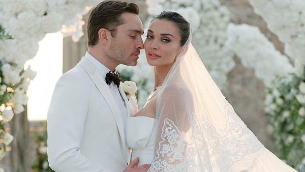 First Photo: మూడో పెళ్లి చేసుకొన్న శృంగార తార.. తొలి ఫోటో ట్రెండింగ్! | Amy Jackson shares ...