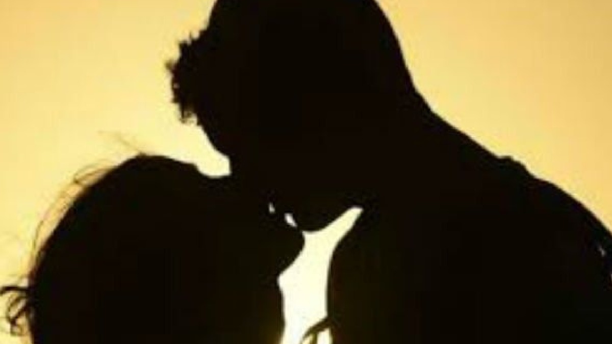 తన కంటే 20 ఏళ్లు పెద్ద .. ఆ హీరోతో లిప్‌లాక్‌కి కోటి రూపాయలు ...