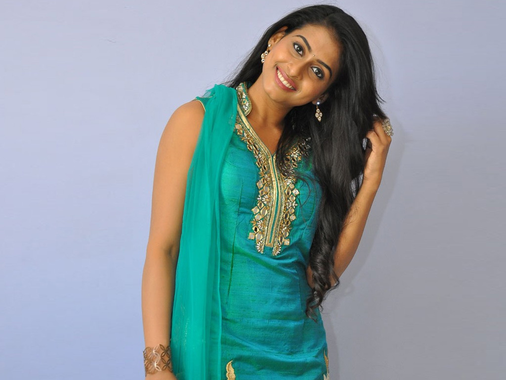 Nithya Naresh HD Wallpapers | Latest Nithya Naresh Wallpapers HD Free ...