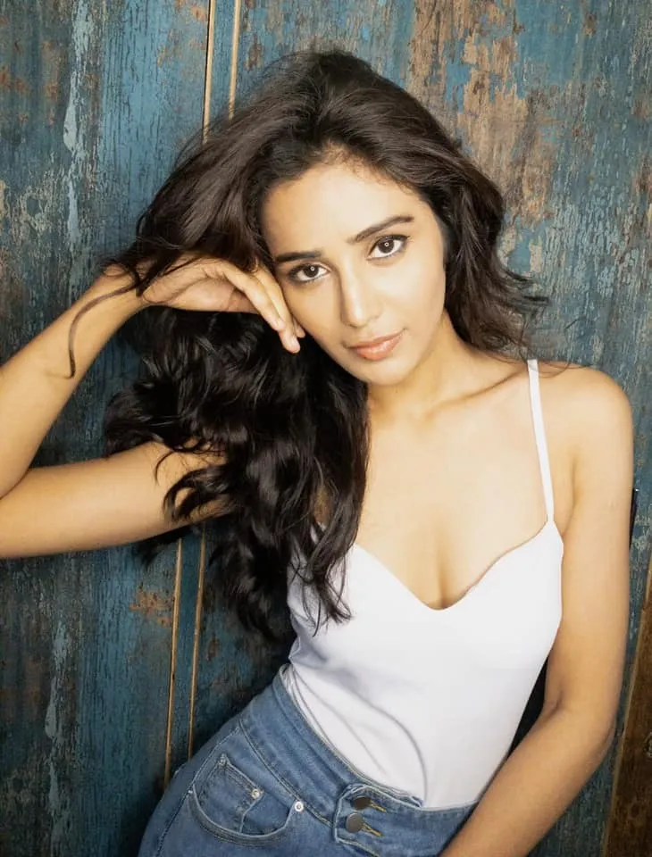 சிம்ரன் குப்தா பயோடேட்டா | Simran Gupta Biography in Tamil - Filmibeat Tamil